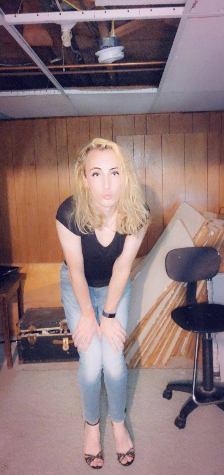 She’s walking around in public right now! Any tasks? 😏 | Scrolller