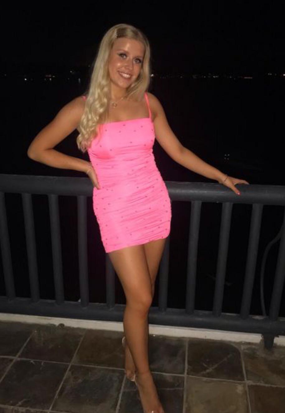 She seems popular here | Scrolller