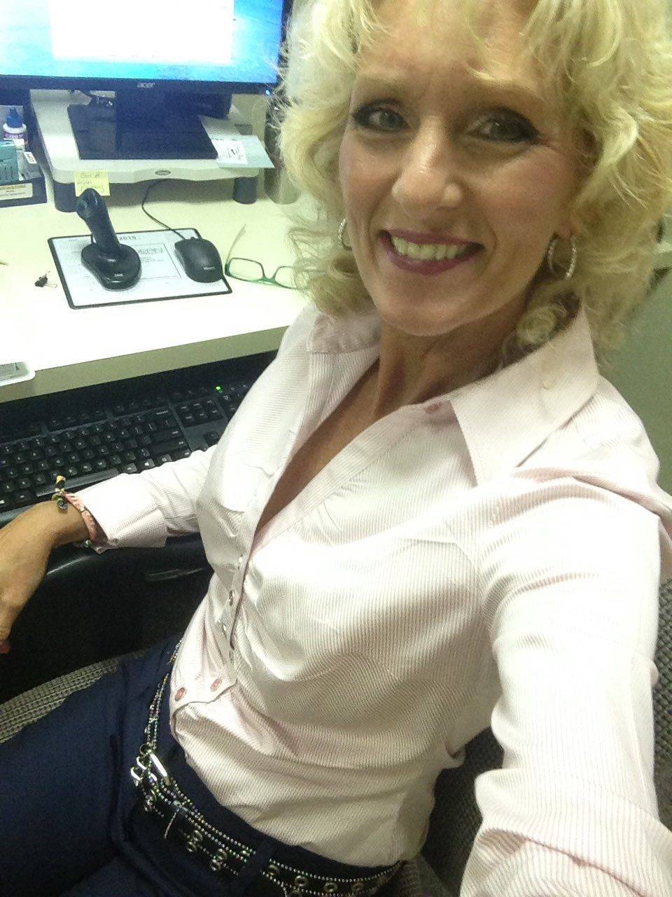 She seems to know how to play with those joysticks.. | Scrolller