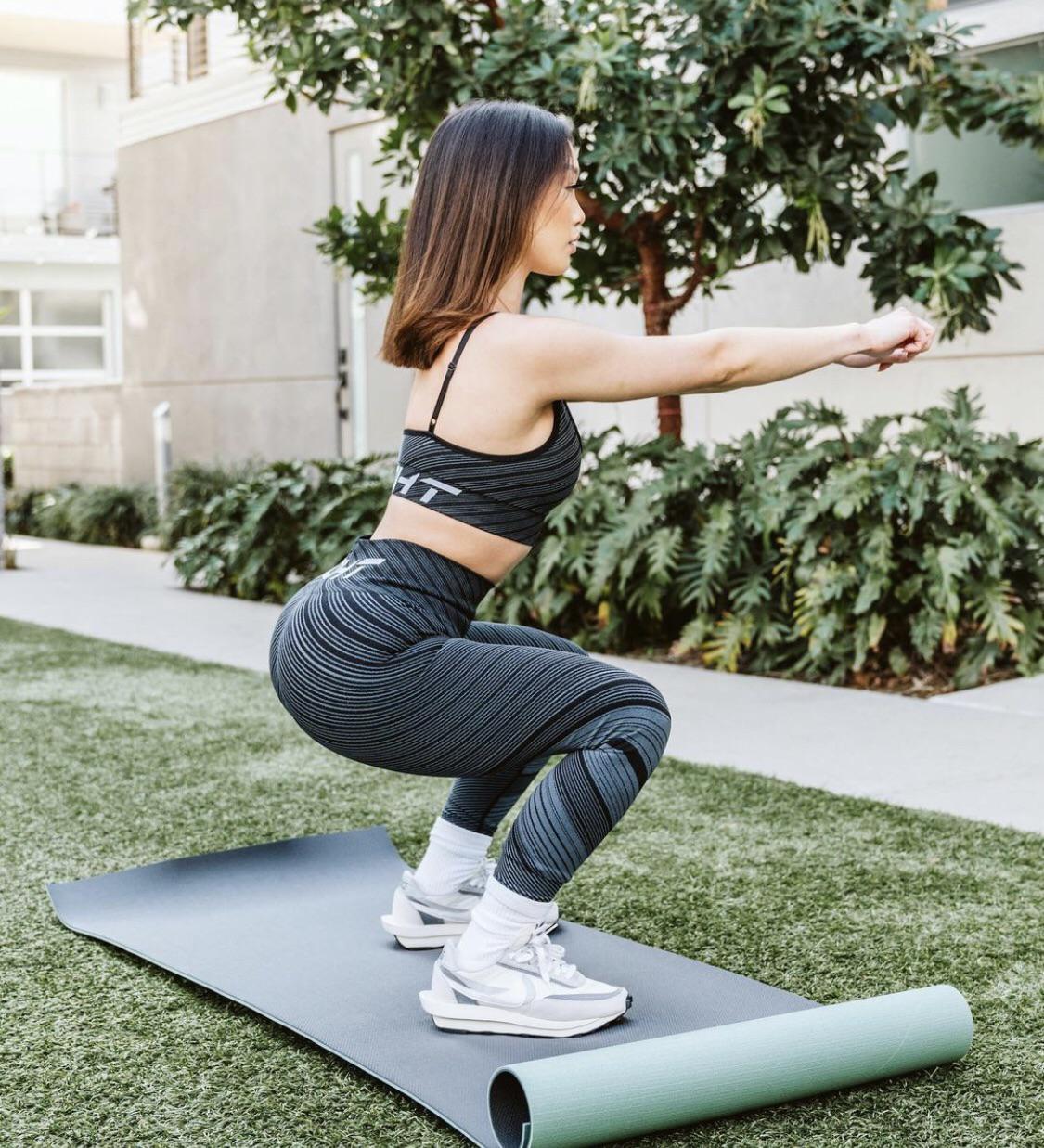 She squats | Scrolller