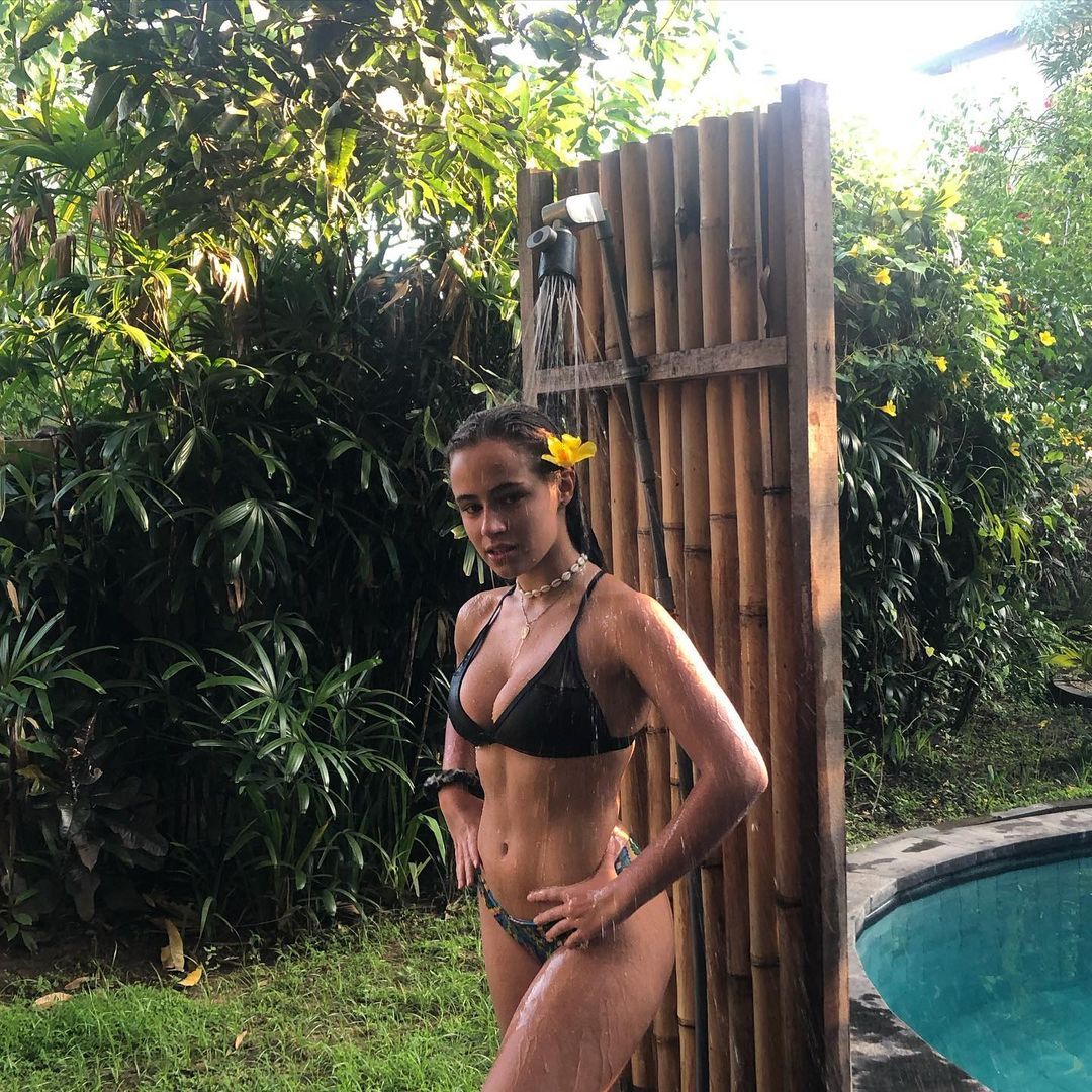 Shell necklace | Scrolller