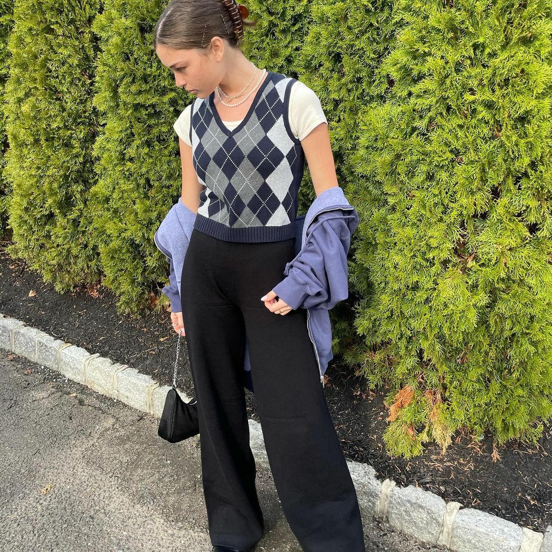 She's Risqué | Scrolller