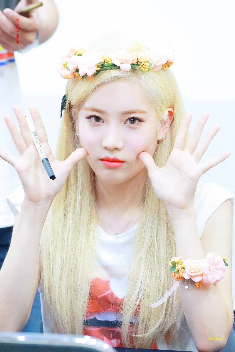 Shes So Pretty Scrolller