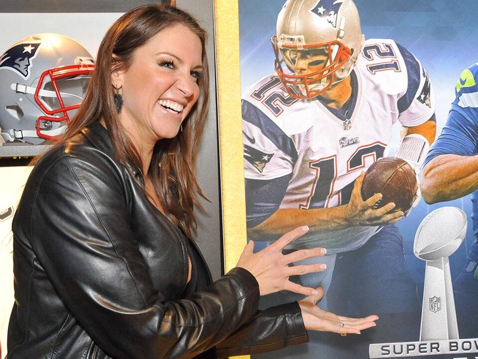 She's trying to grab Tom Brady 🍆 and Ball sack | Scrolller