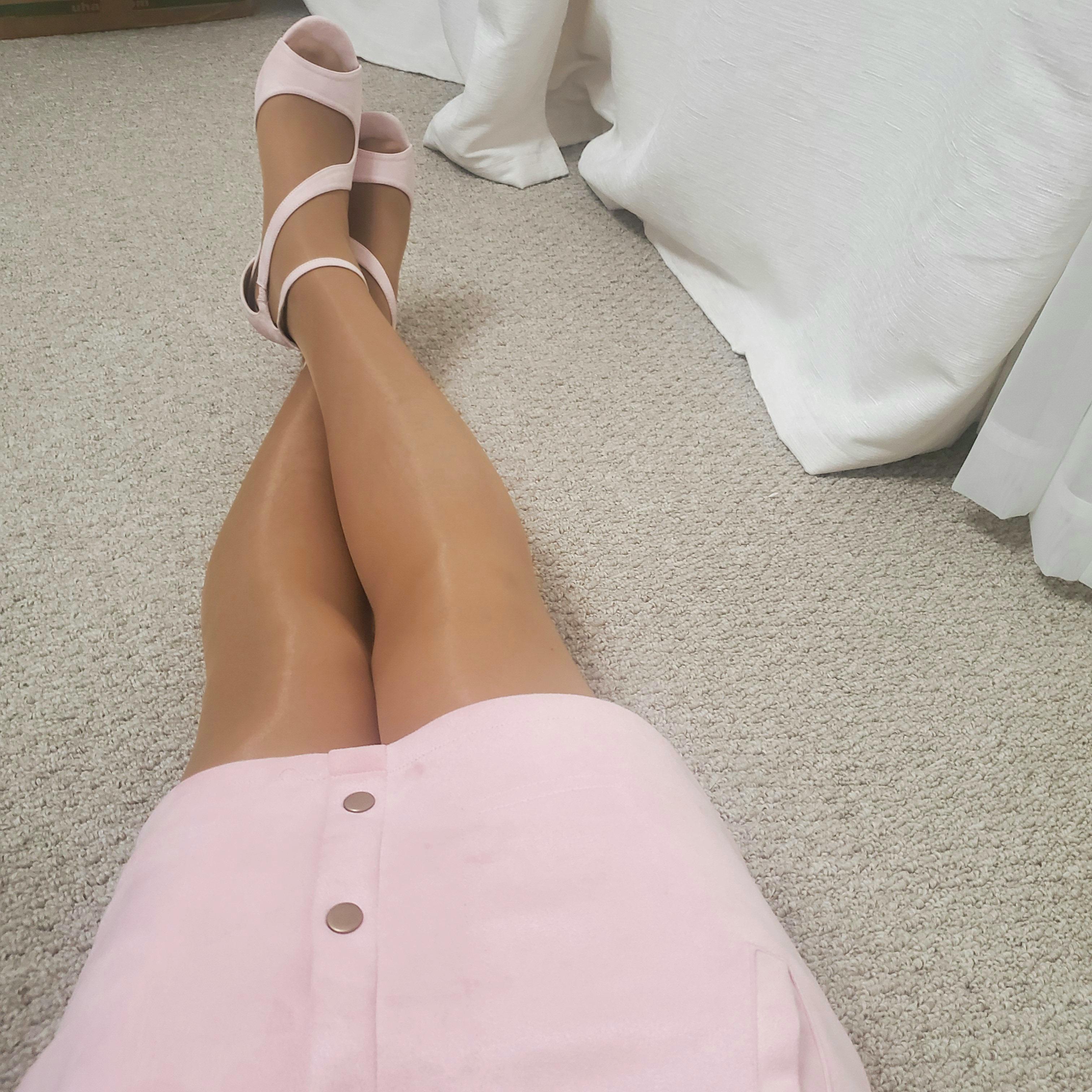 Shiny hose make the outfit pop! | Scrolller