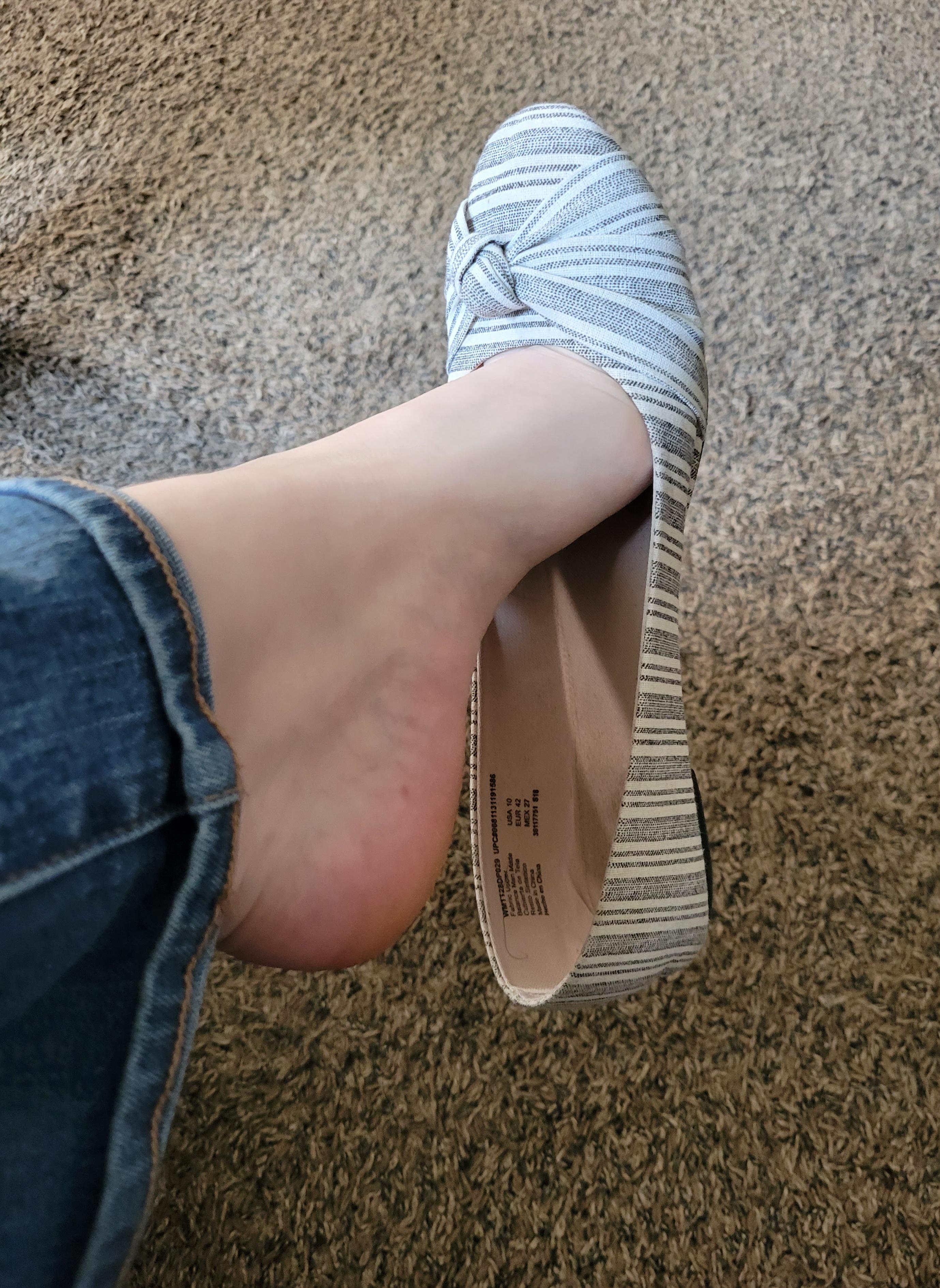 Shoe dangle | Scrolller