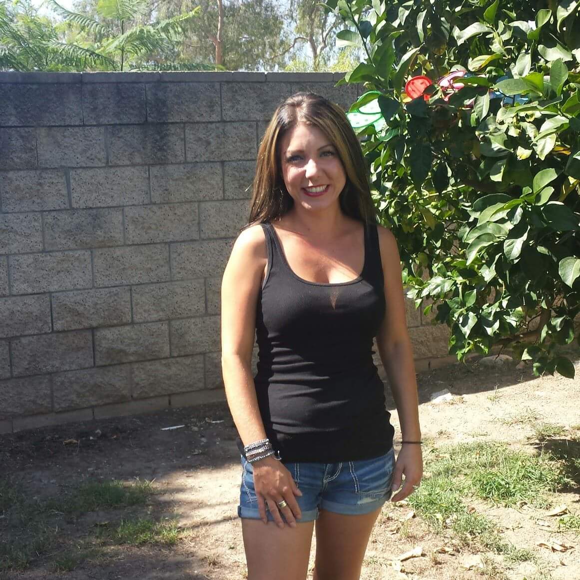 Short shorts in the yard | Scrolller