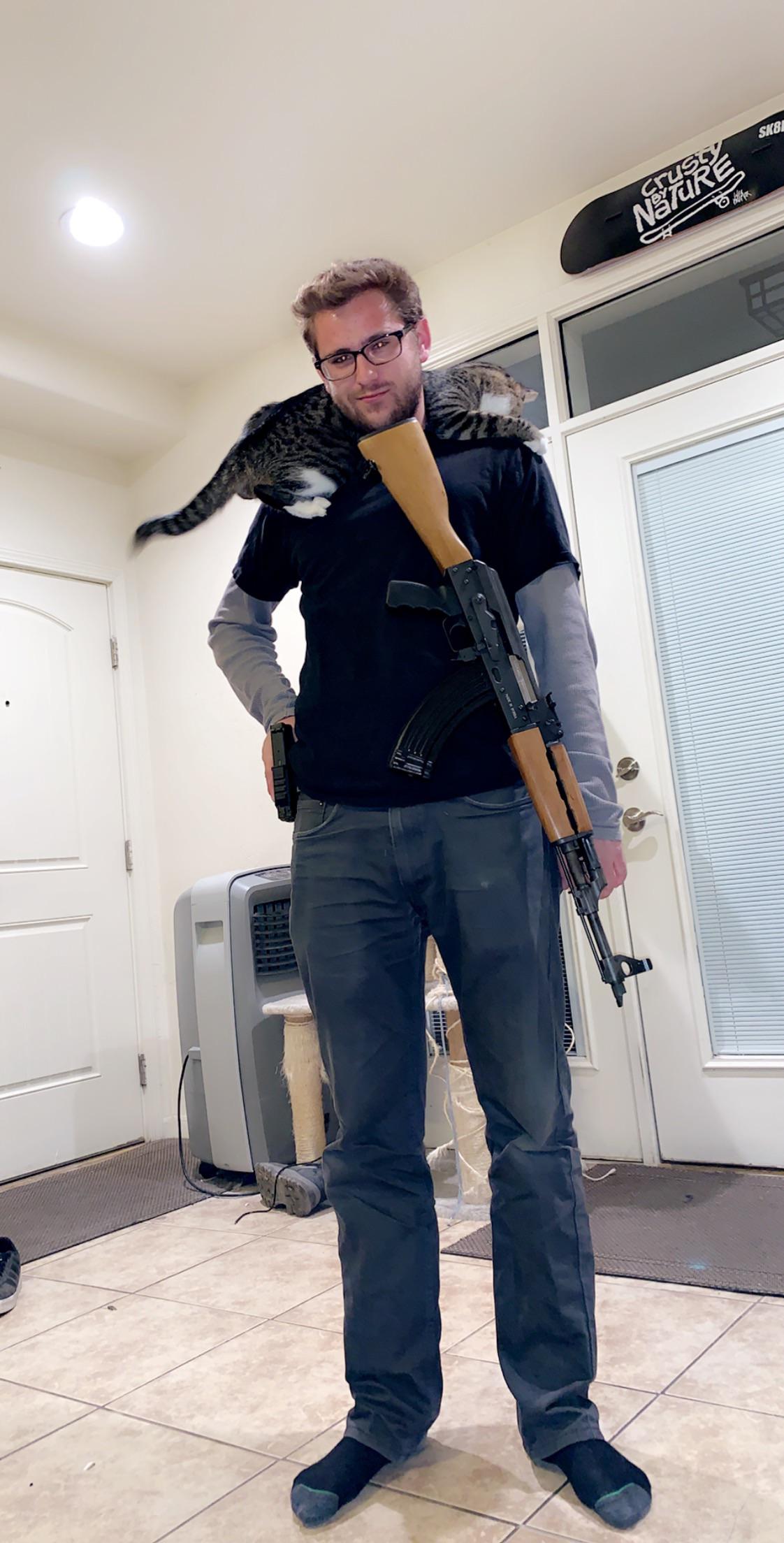 Shoulder gat cat. | Scrolller