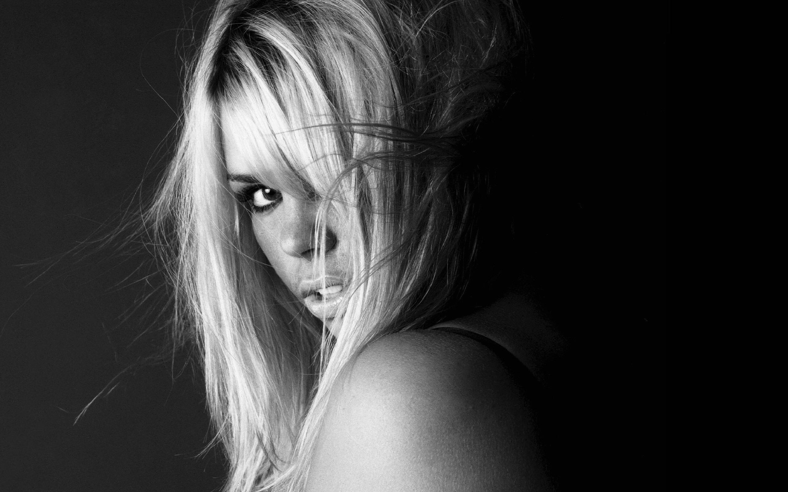 Shoulder mole concealed :| | Scrolller