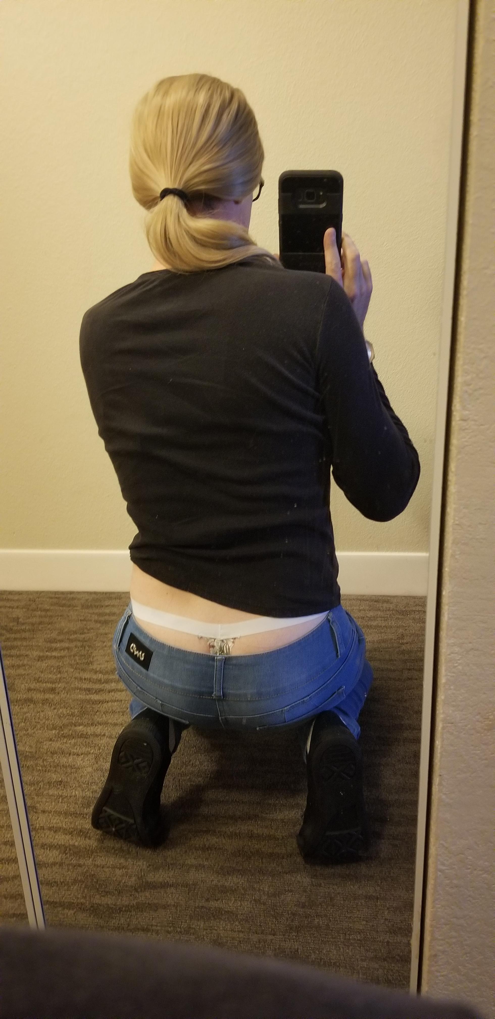 Showing a little tail | Scrolller