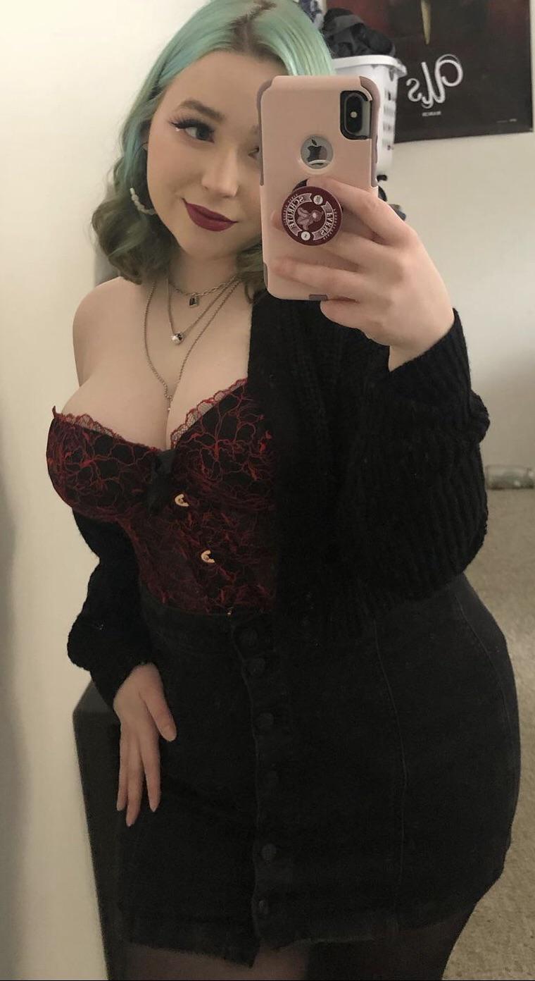 FREE daily nudes/lingerie pics Subscribe for just $6.00! Kink friendly and taking custom ...