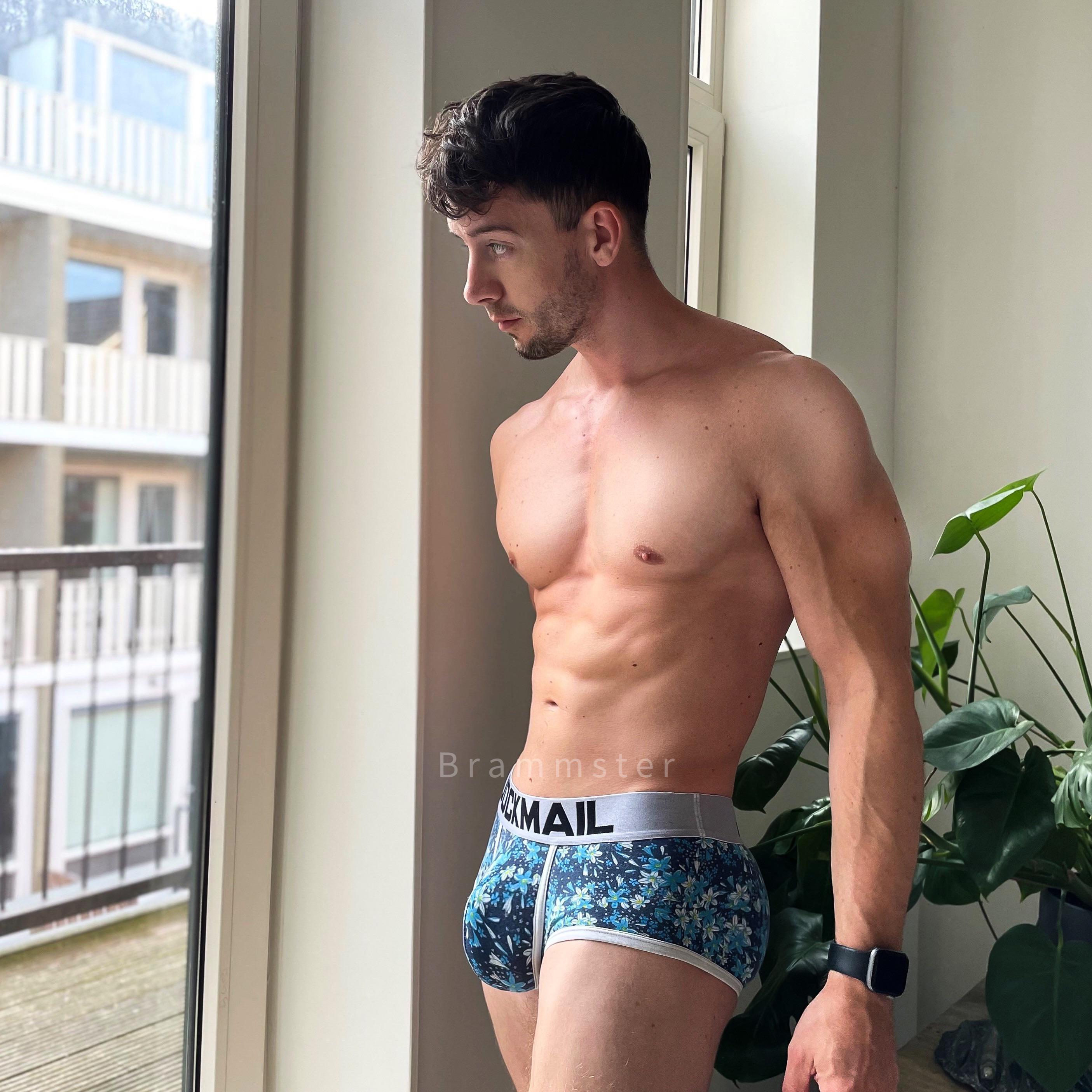 Showing off my Bulge to the Neighbors | Scrolller