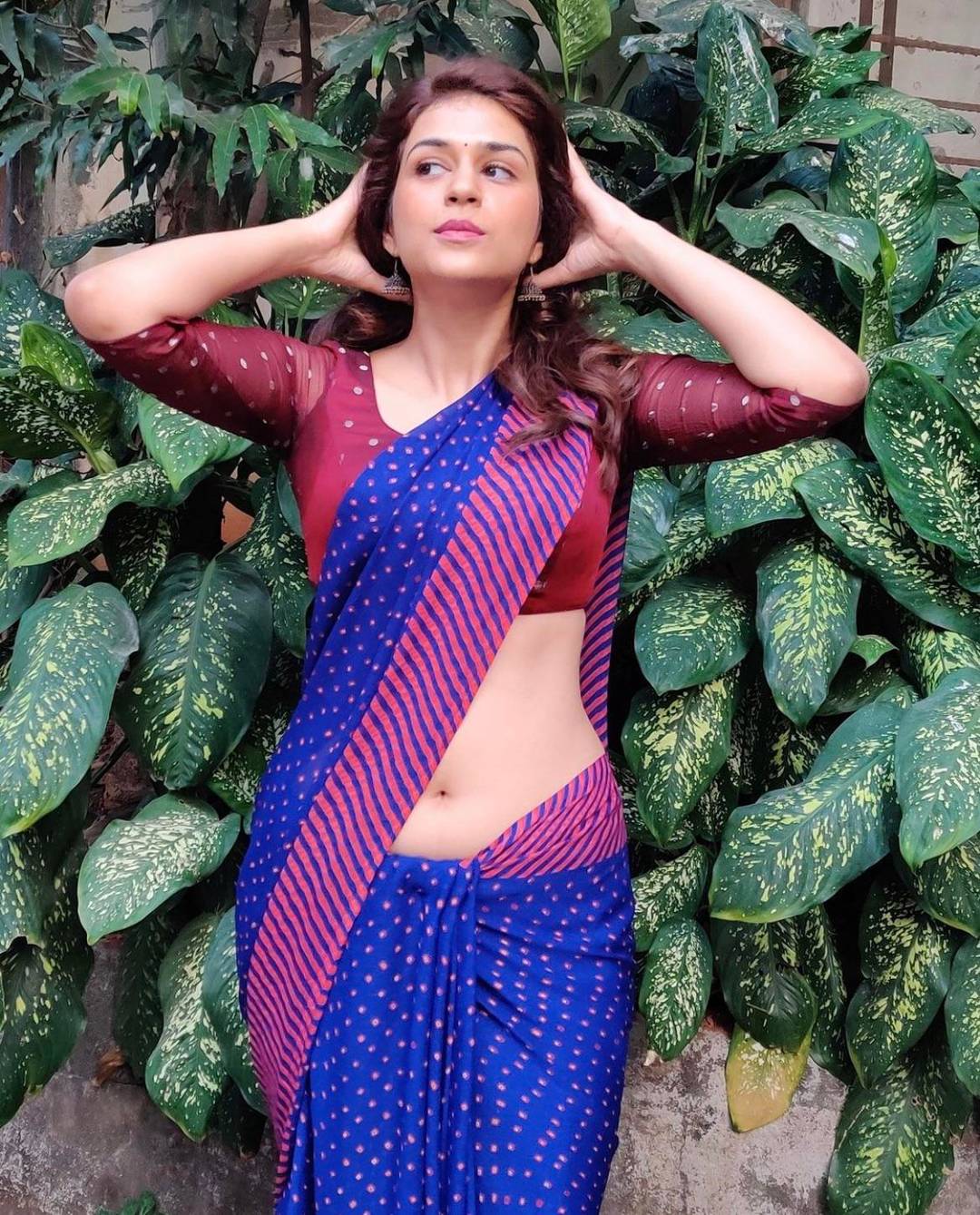 Shraddha Das sexy navel in saree | Scrolller
