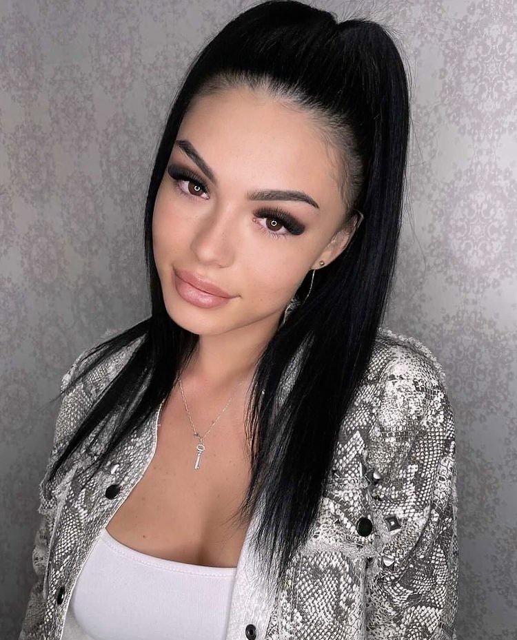 Simona, instagrameriță | Scrolller