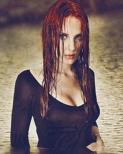 Simone Simons | Scrolller