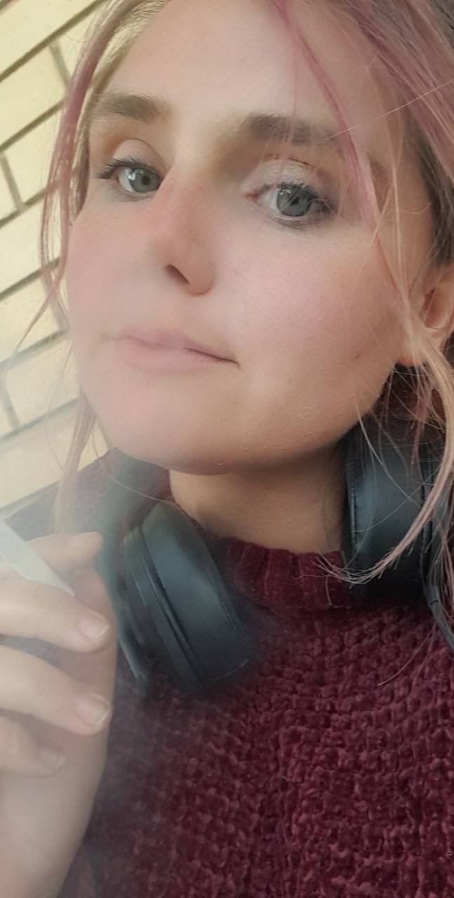 Simple selfie 😊 hope you all got a decent smoke break in today 😘😘 | Scrolller