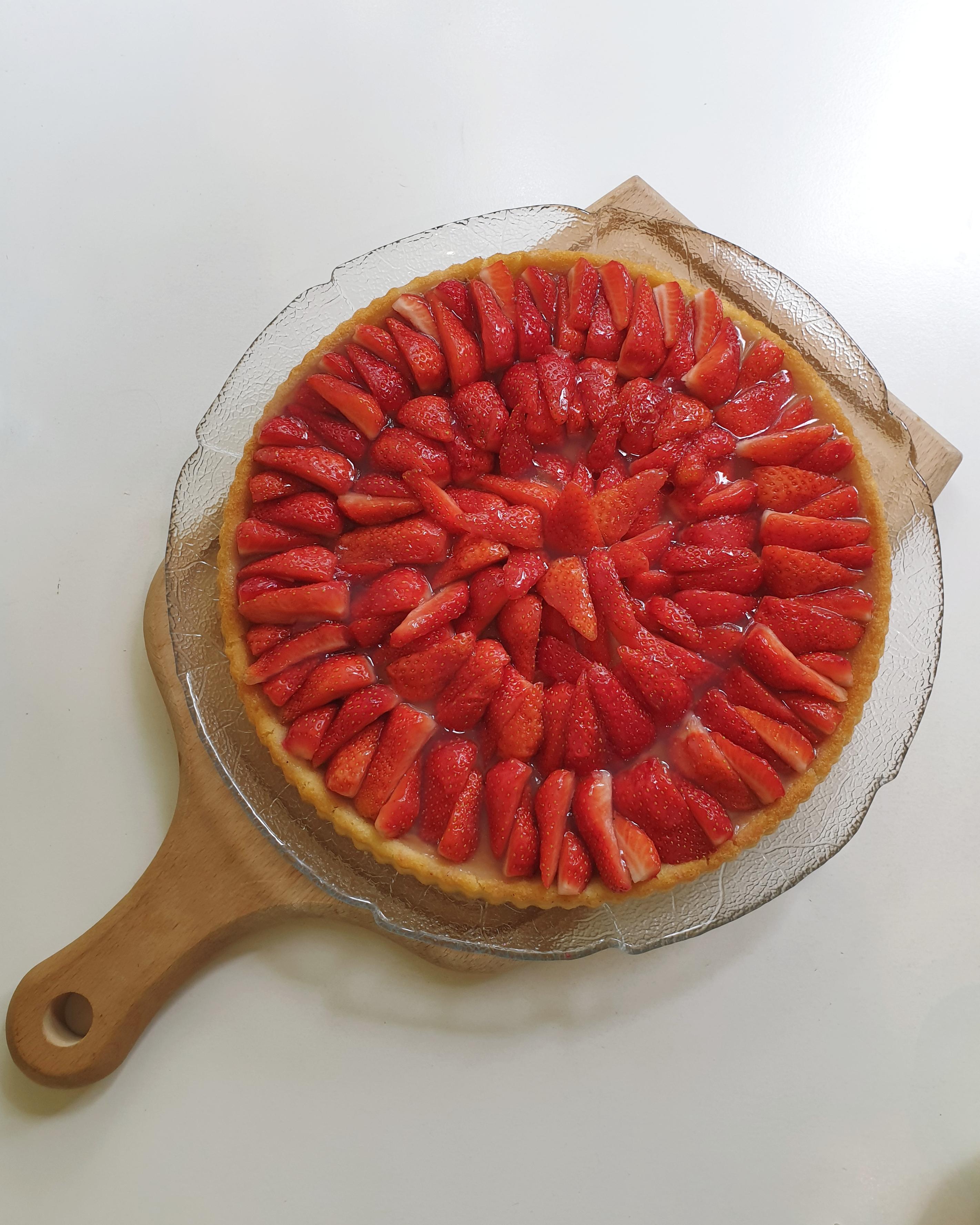 Simple strawberry biscuit cake for my mum's birthday! With local strawberries :) | Scrolller