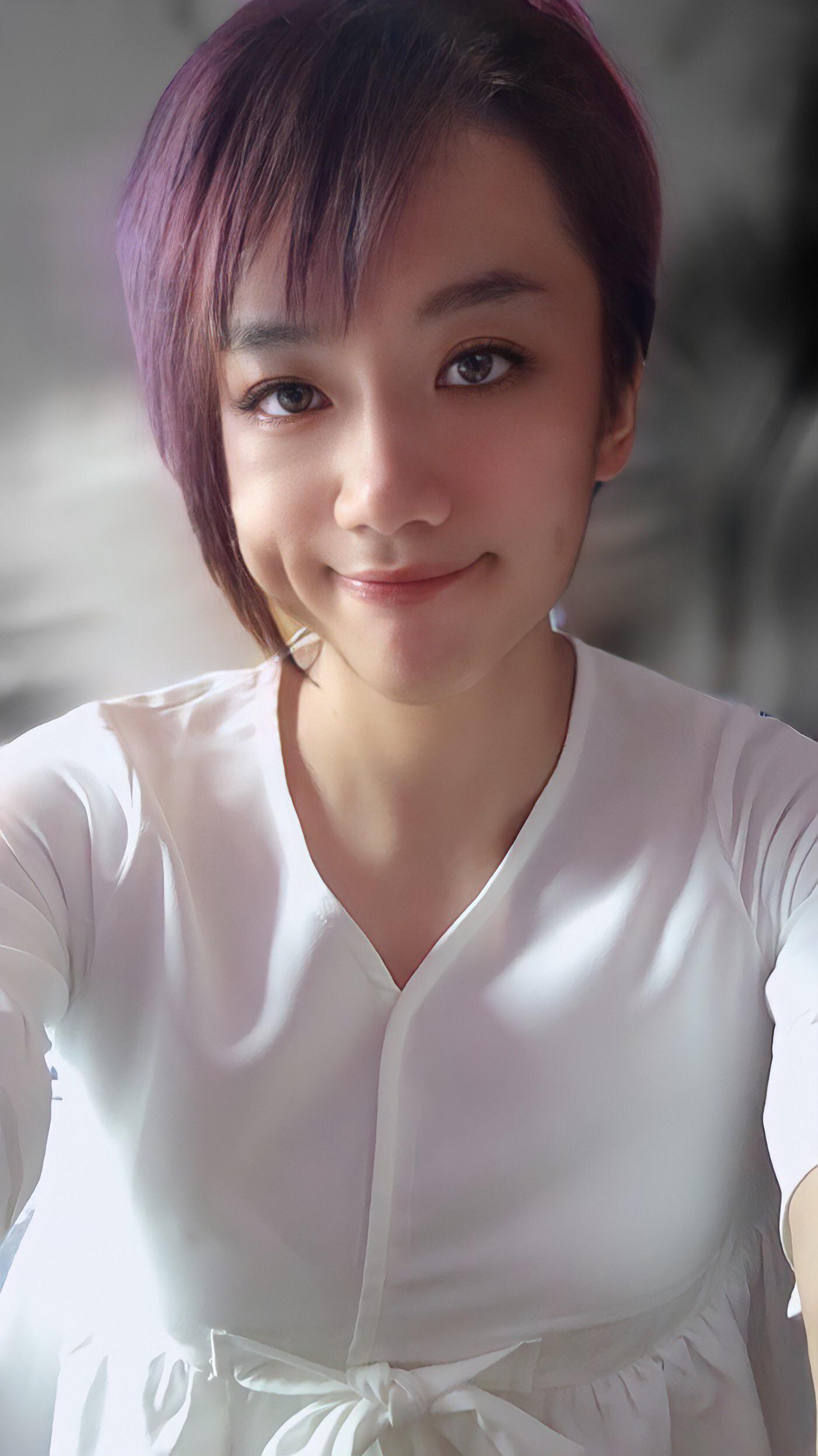 Simple white top | Scrolller