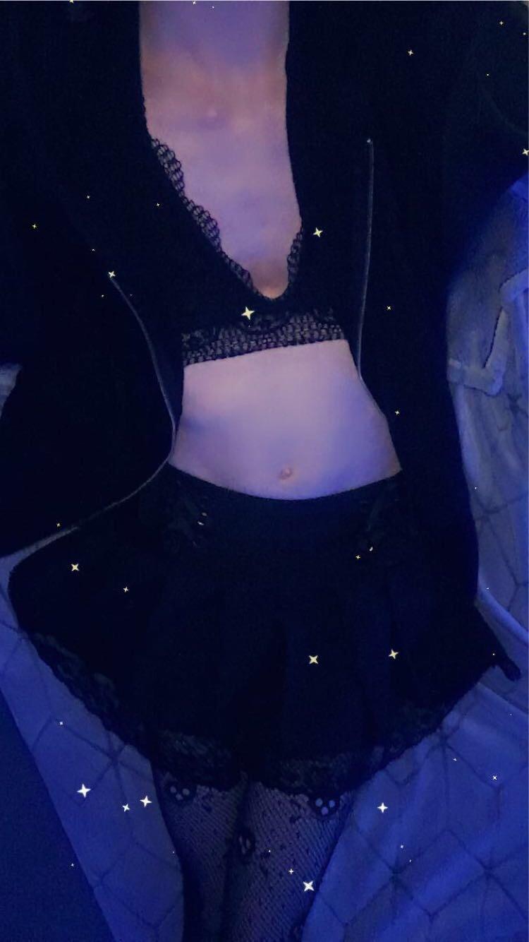 Skinny Goth Girl Feelin Pretty 😌💅🖤 Scrolller