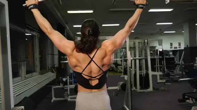 Slava Galagan does wide grip pull-ups | Scrolller