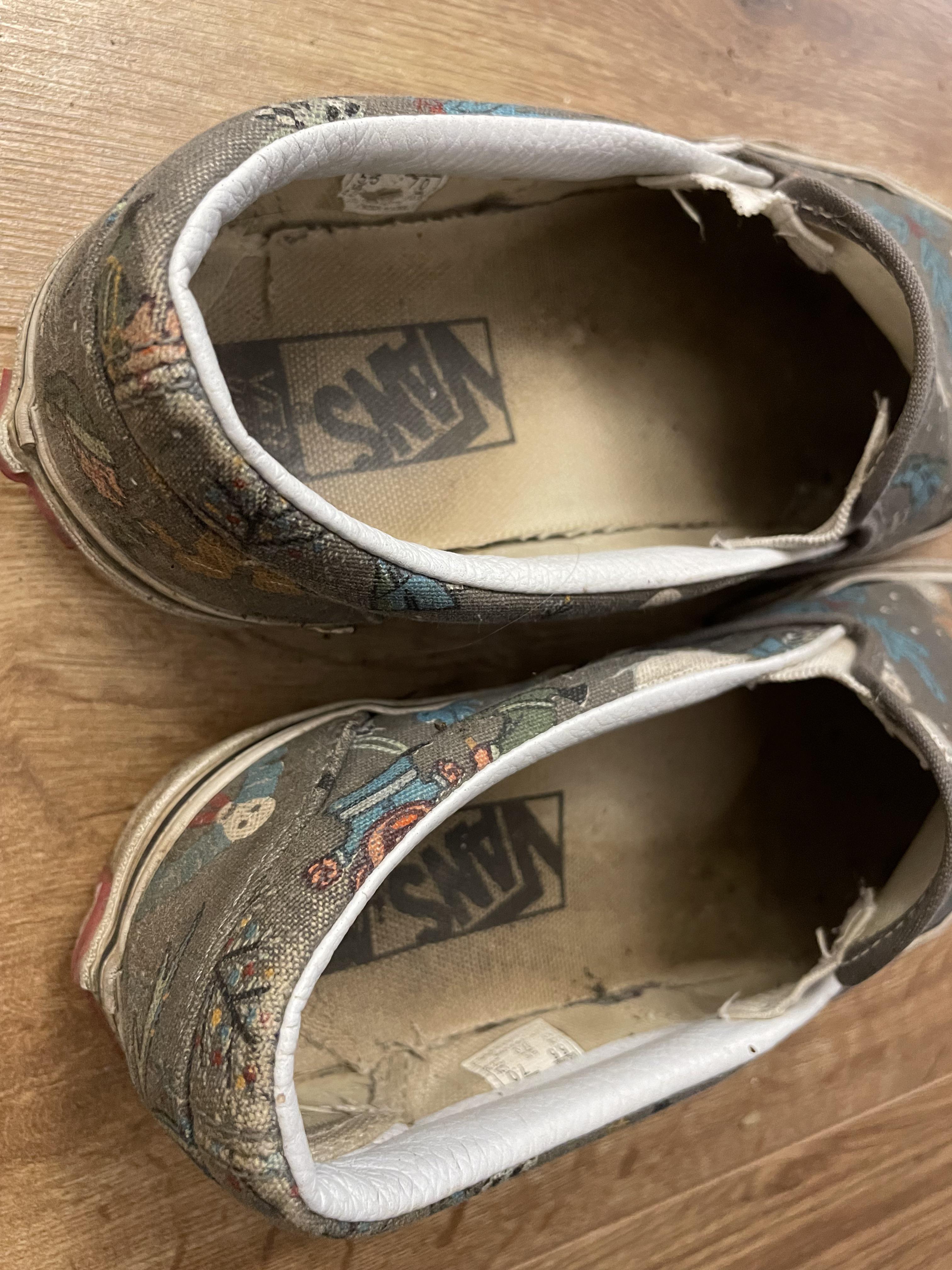 Slave clean my shoes | Scrolller