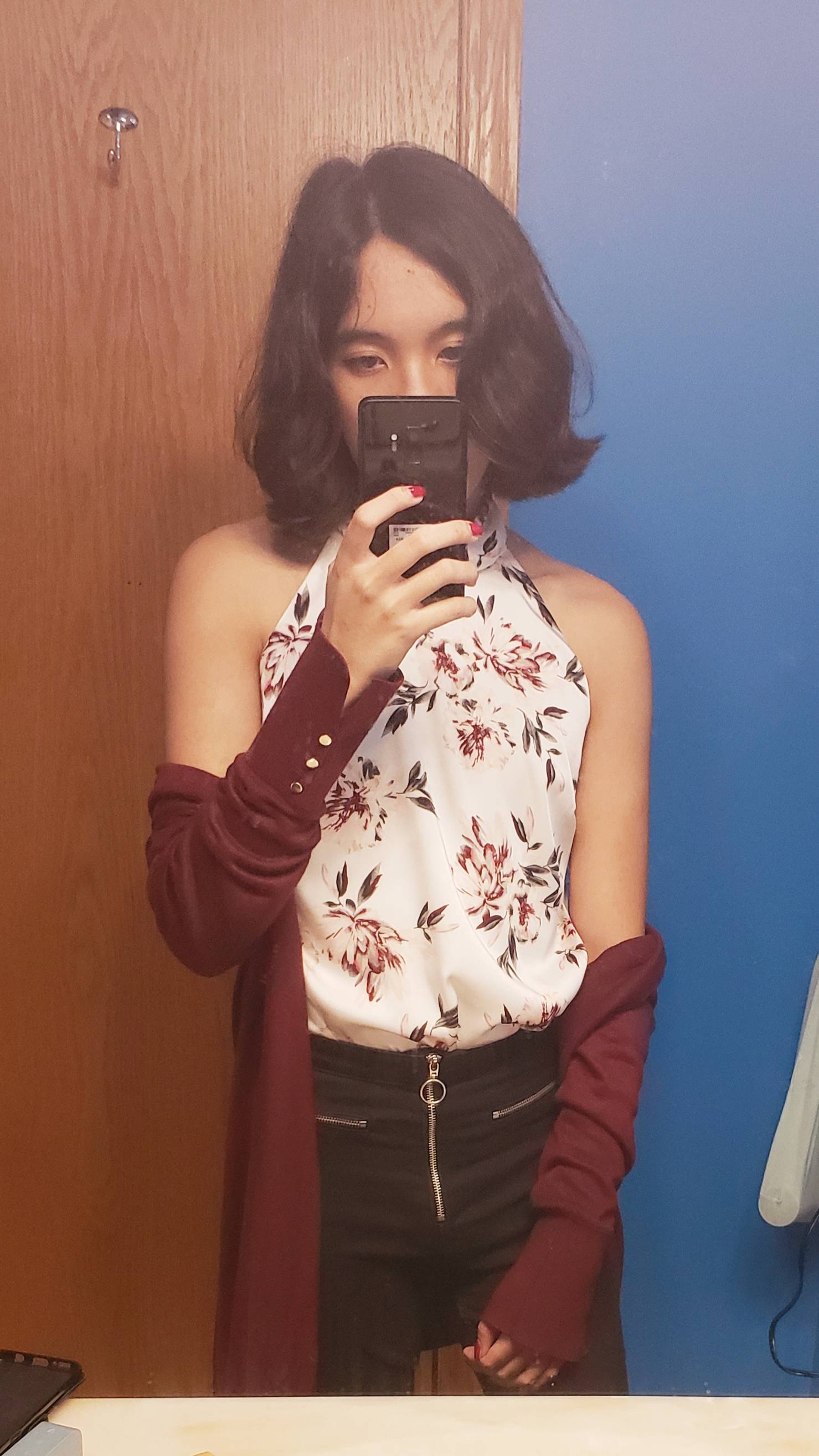 sleeveless tops always make me feel girly 🥰 | Scrolller