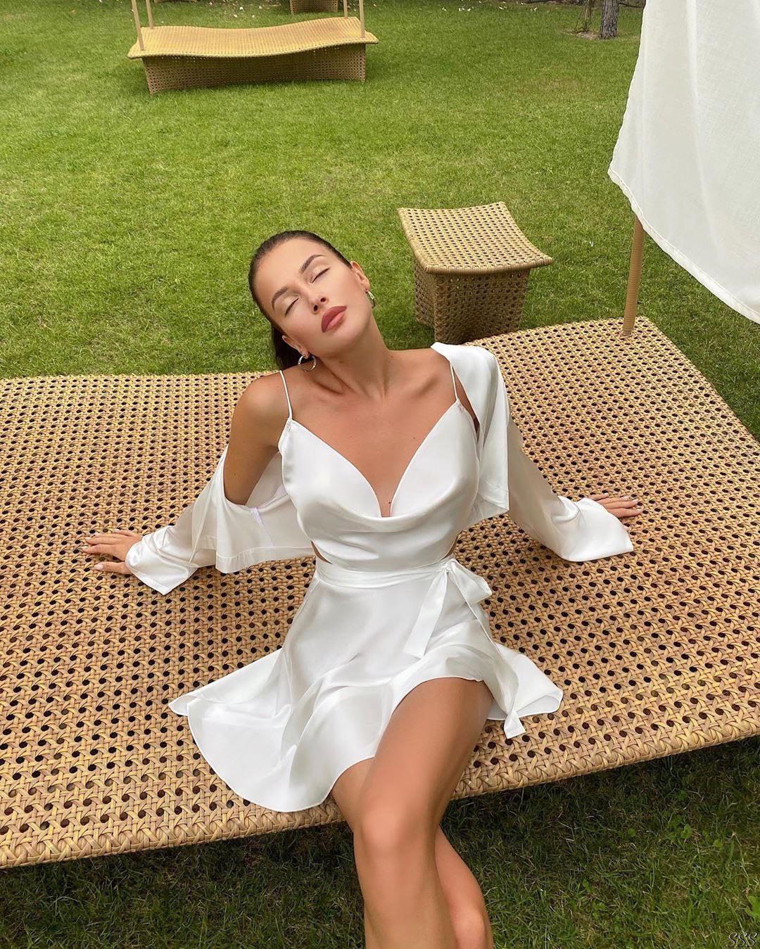 Slowly Lie Back Love | Scrolller