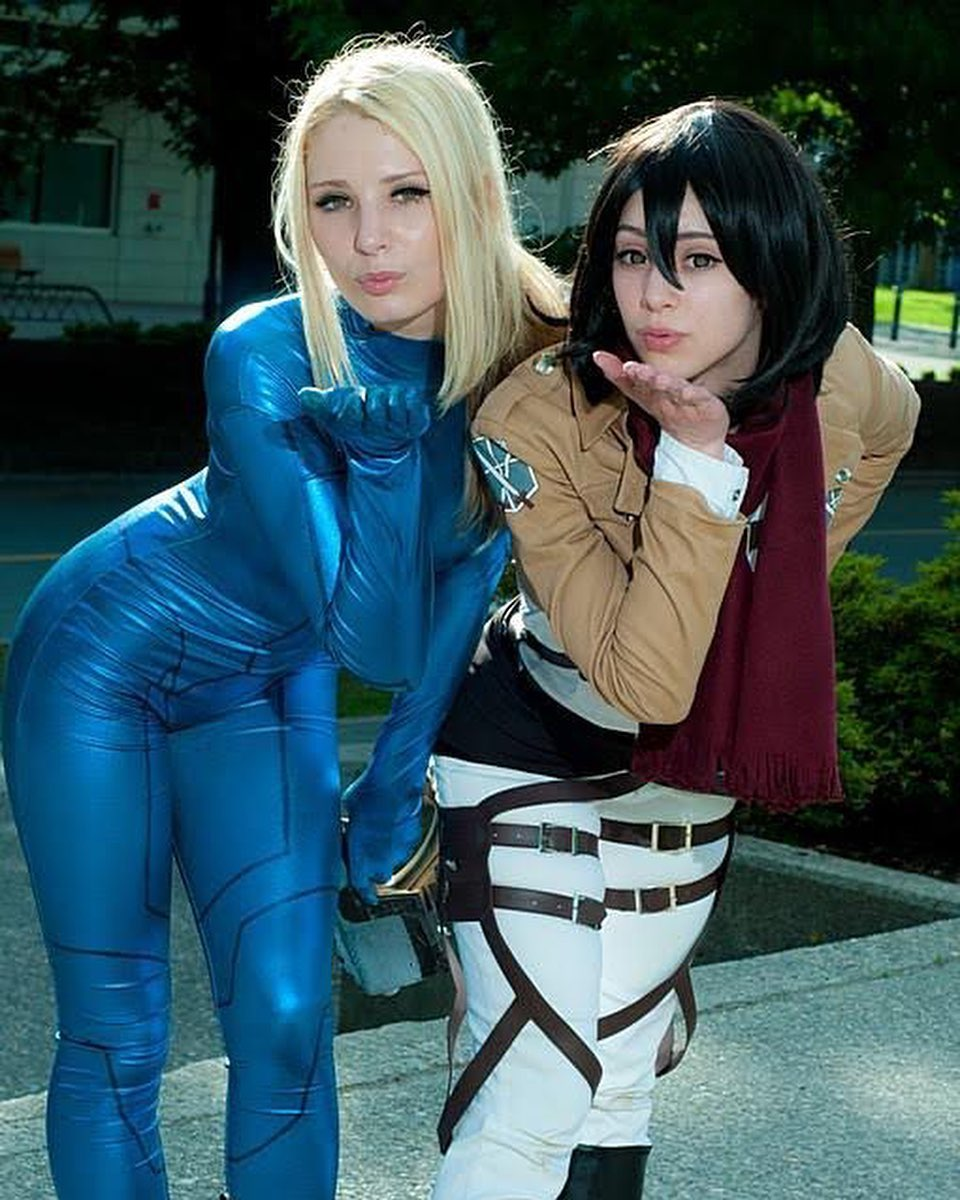 Slutty sisters blowing you a kiss | Scrolller