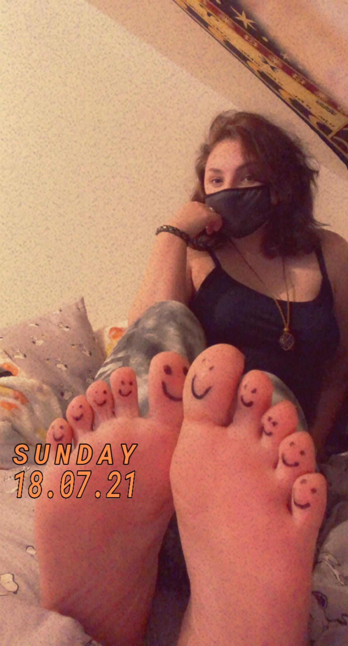 Smiley Toes 👣 | Scrolller