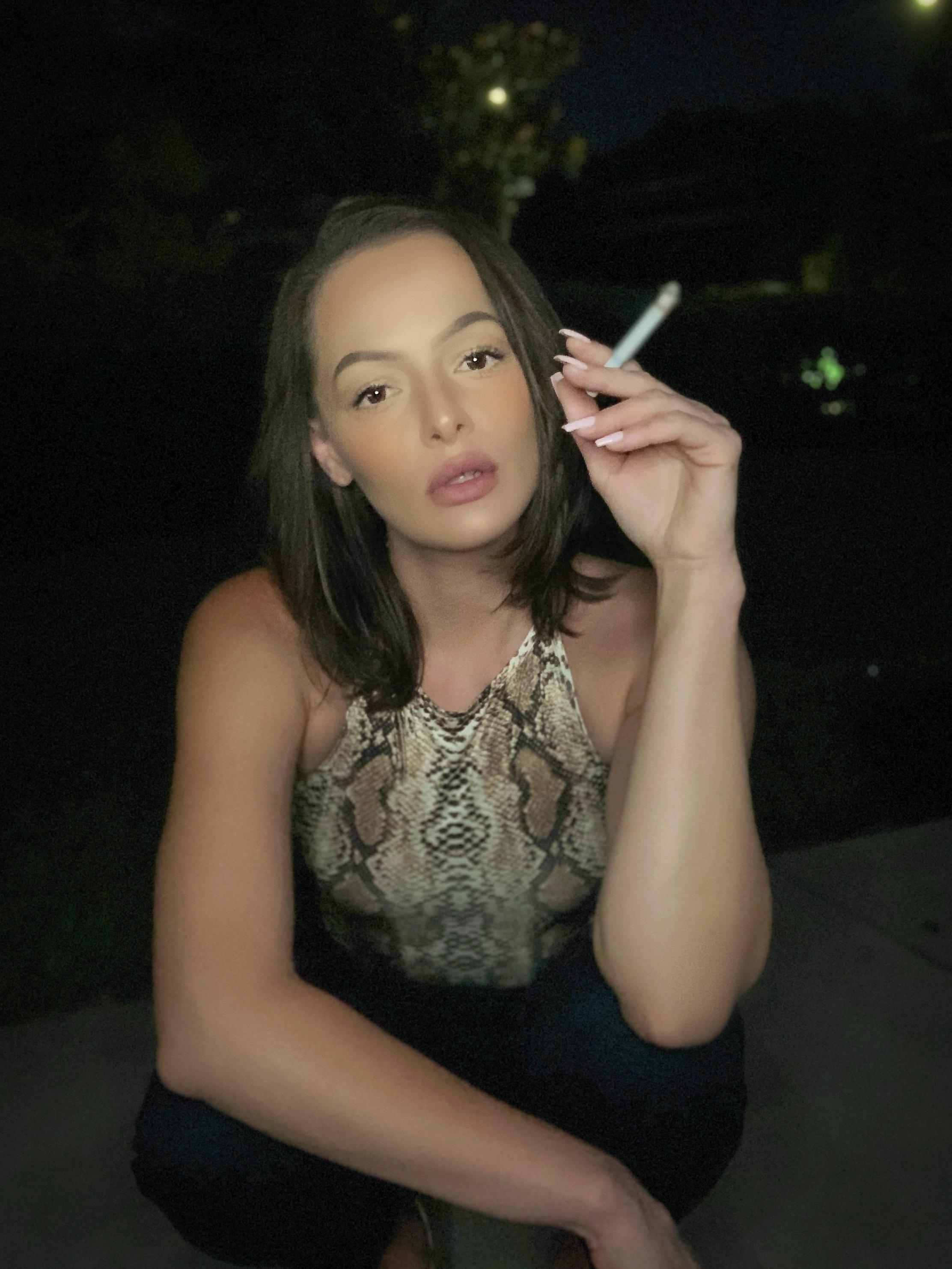 Smoke with me | Scrolller