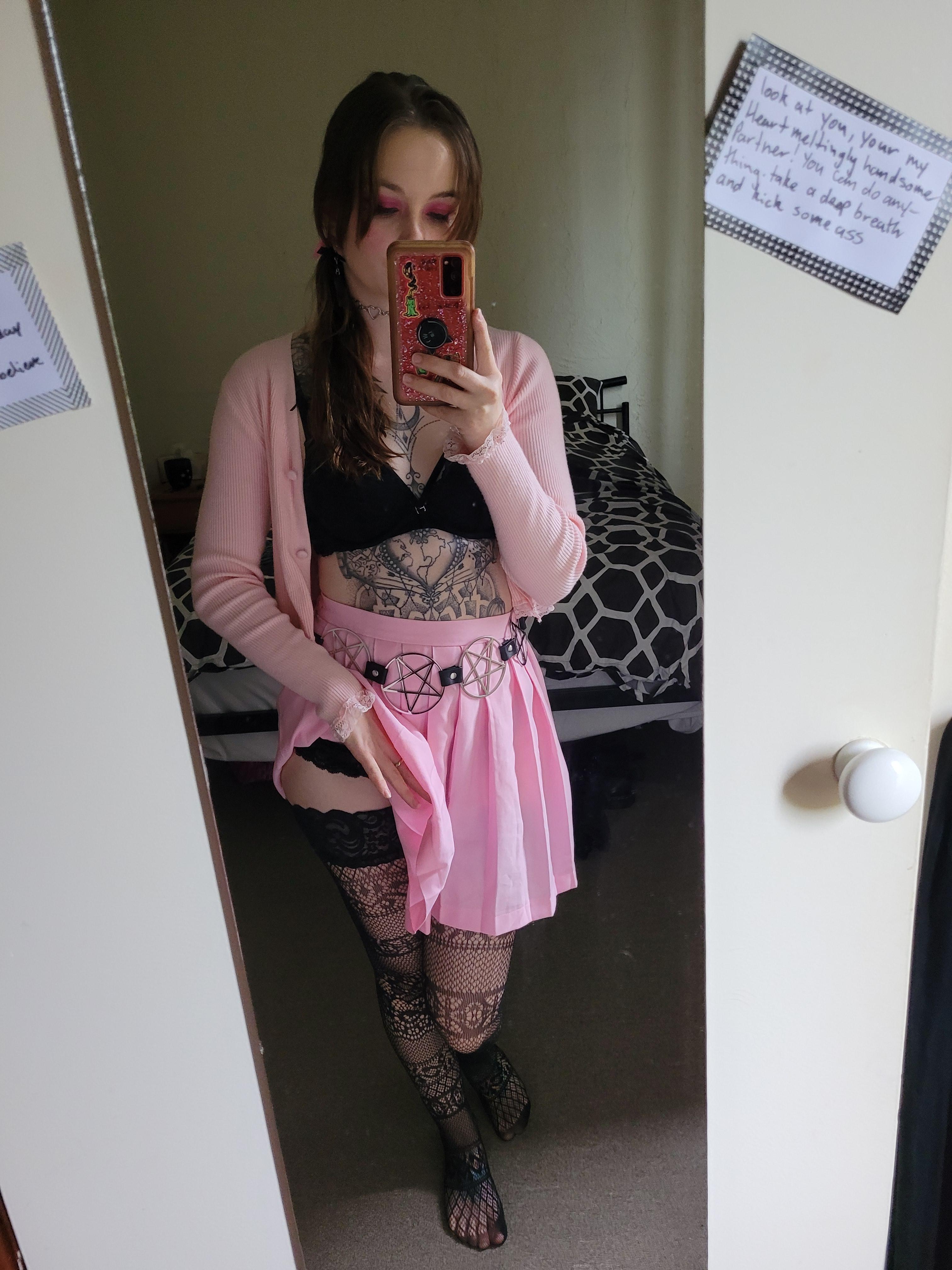 Sneaky peeky | Scrolller