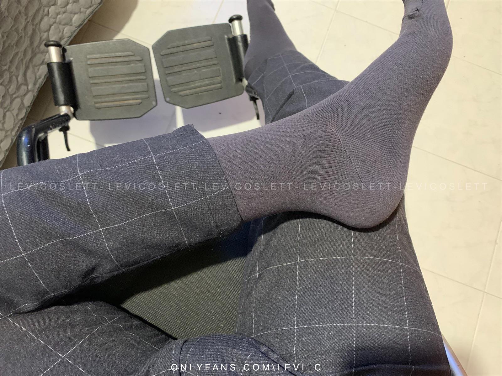 [34M SMA] Socks + Bulge 🥵 Wanna see more? I don’t like to use underwear ...