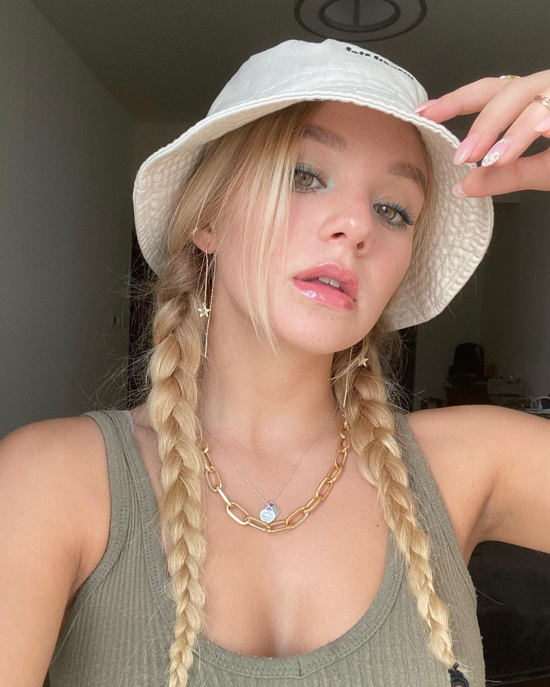 Sofya Plotnikova | Scrolller