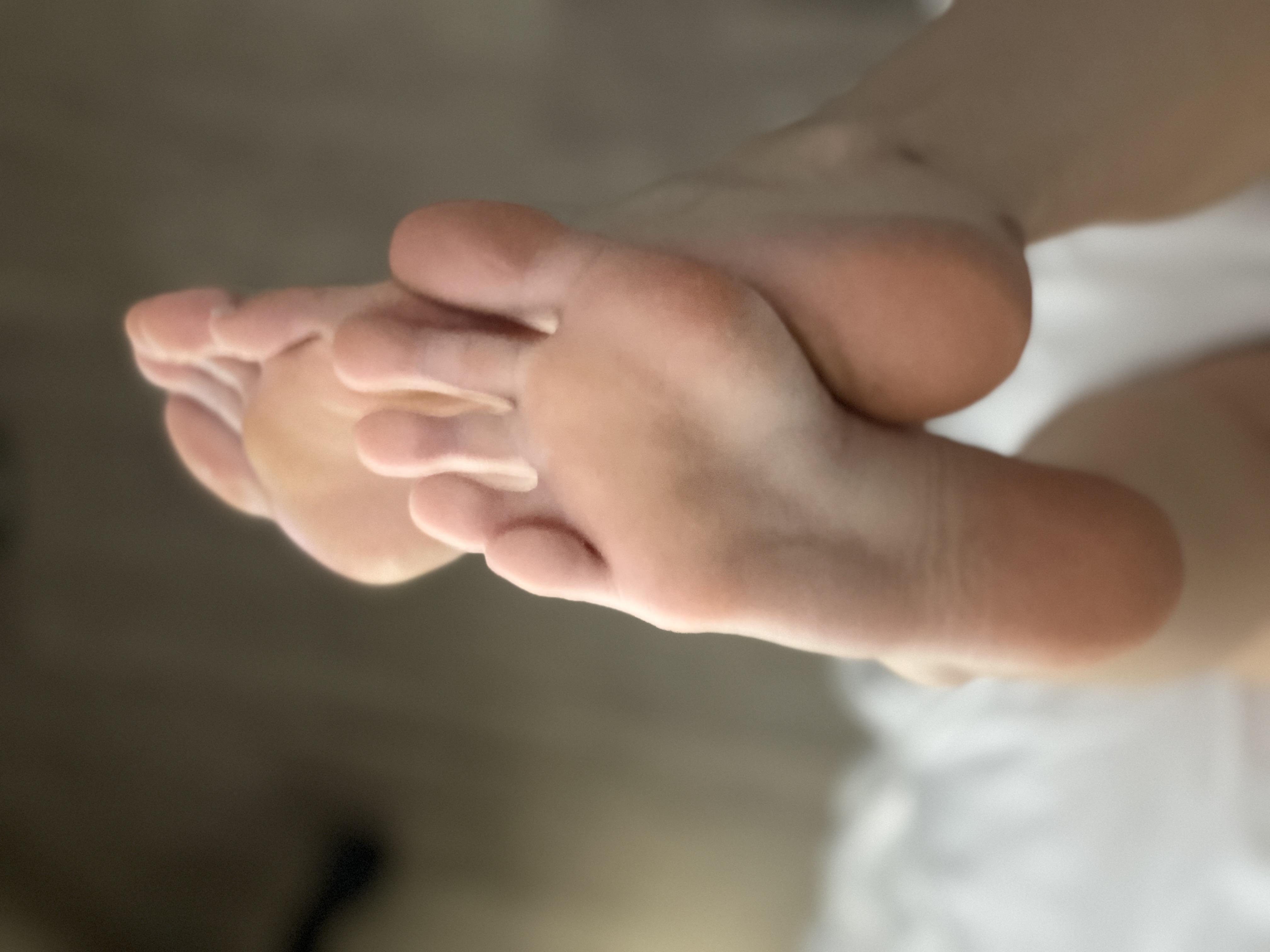 Soles and long toes | Scrolller