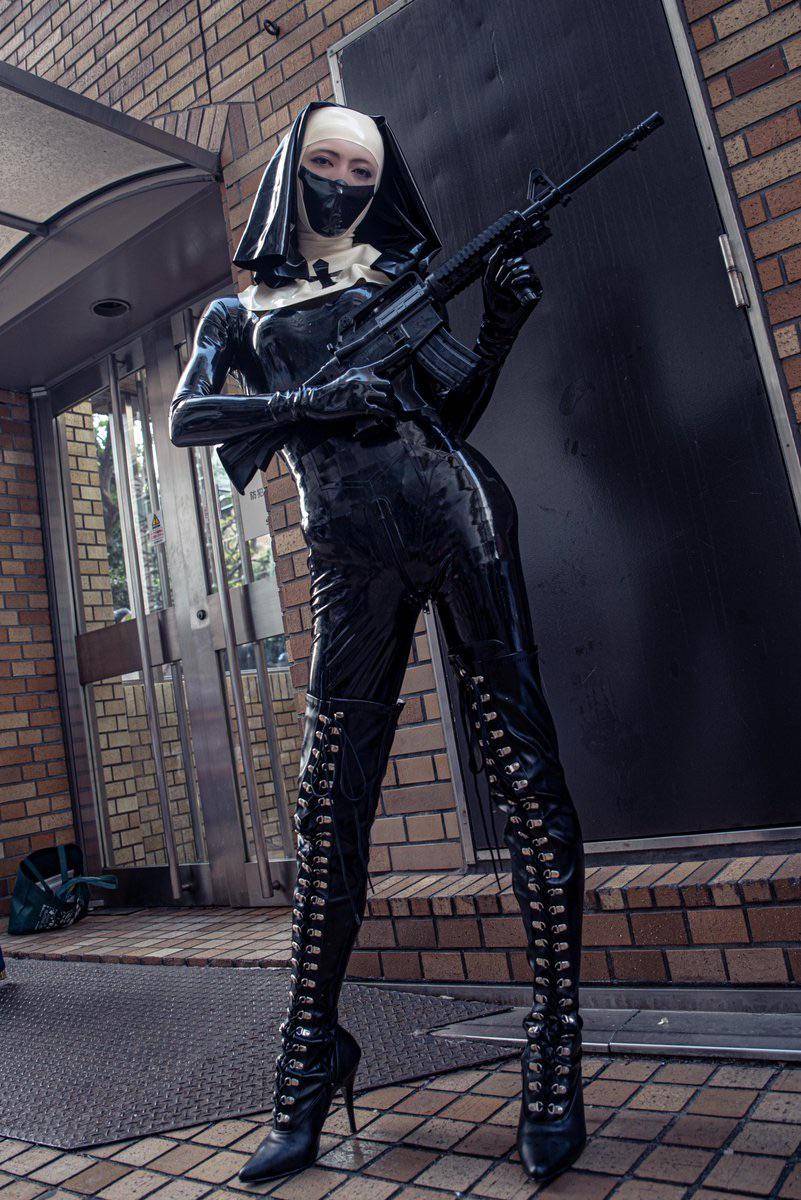 Some more shiny Saints cosplay from Hitman | Scrolller