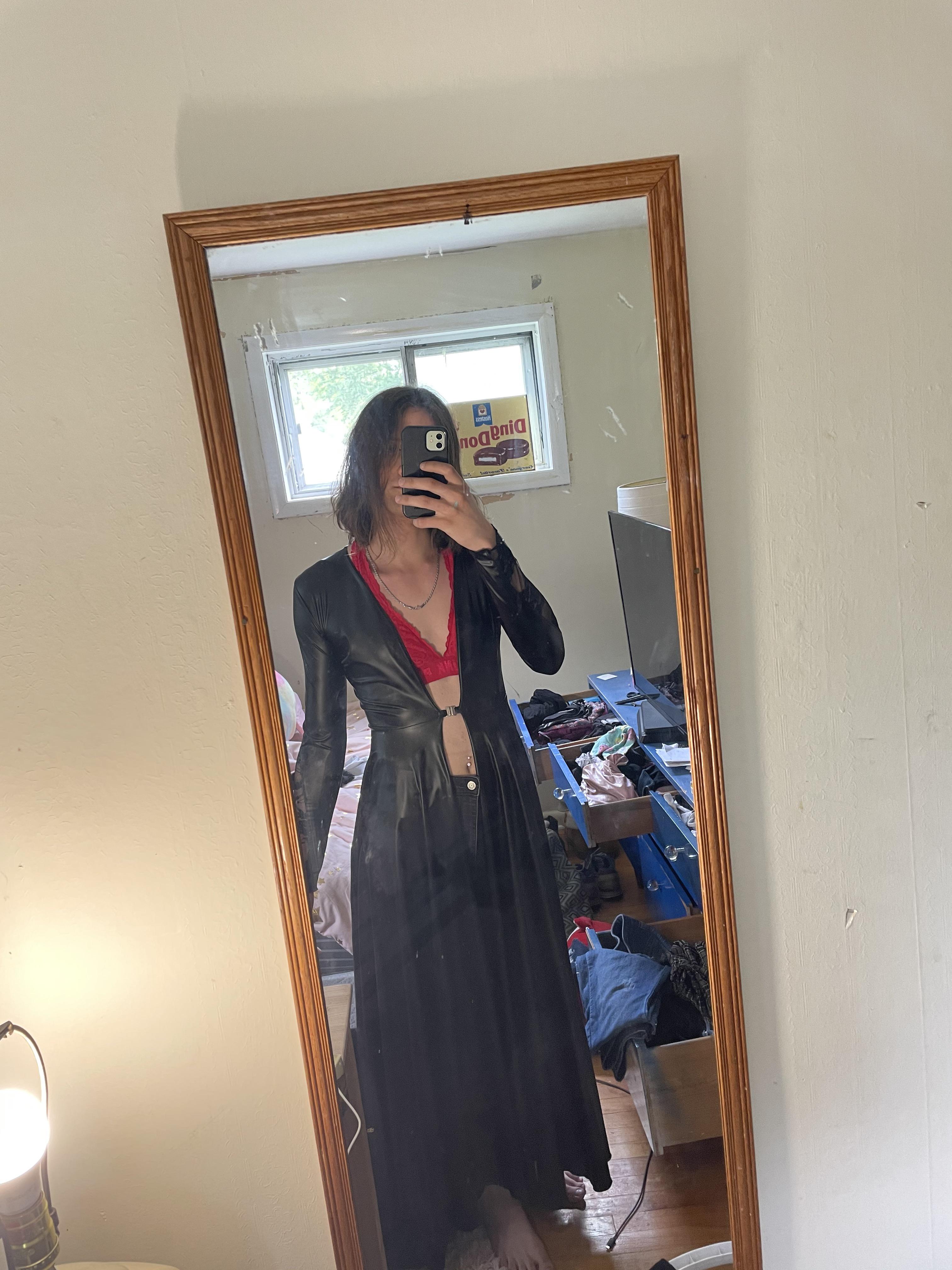 Someone convince me to show y’all how big it is… | Scrolller