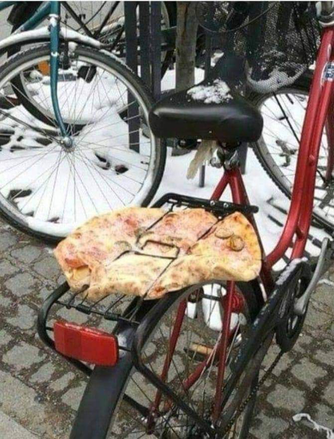 Cursed pizza delivery | Scrolller