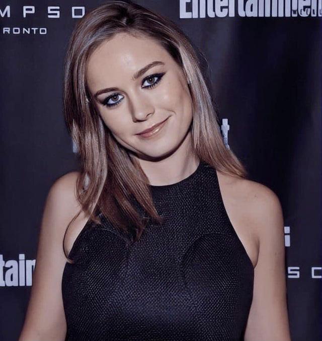 Someone help me cum to Brie | Scrolller