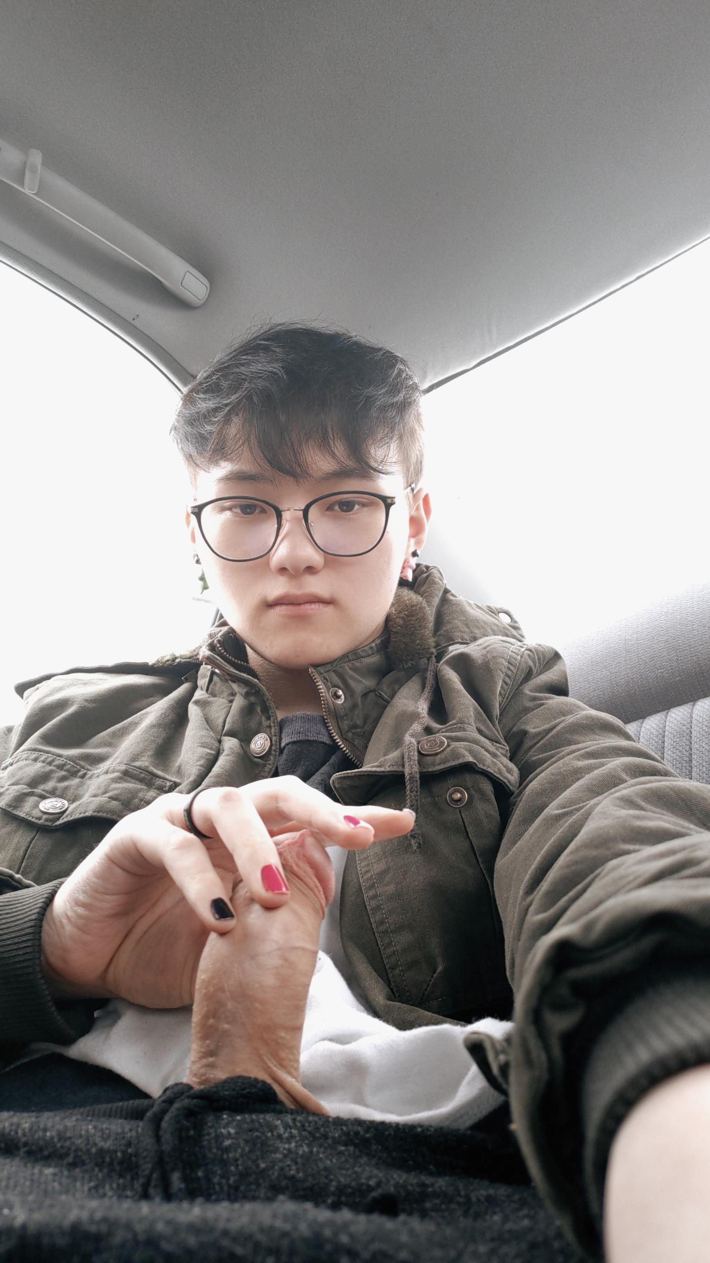 Someone make me hard 😜 | Scrolller