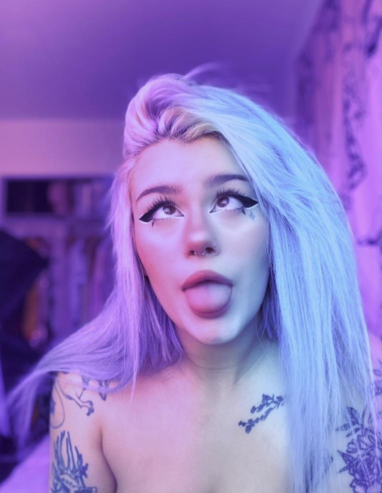 Someone wanna help me fill my mouth with something? | Scrolller