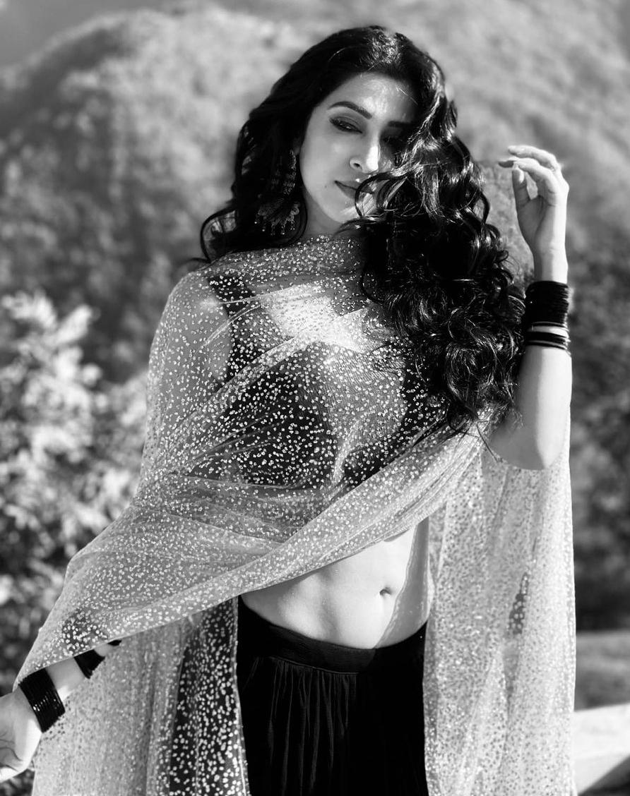 Sonarika Bhadoria navel in top and pyjama with stroll | Scrolller