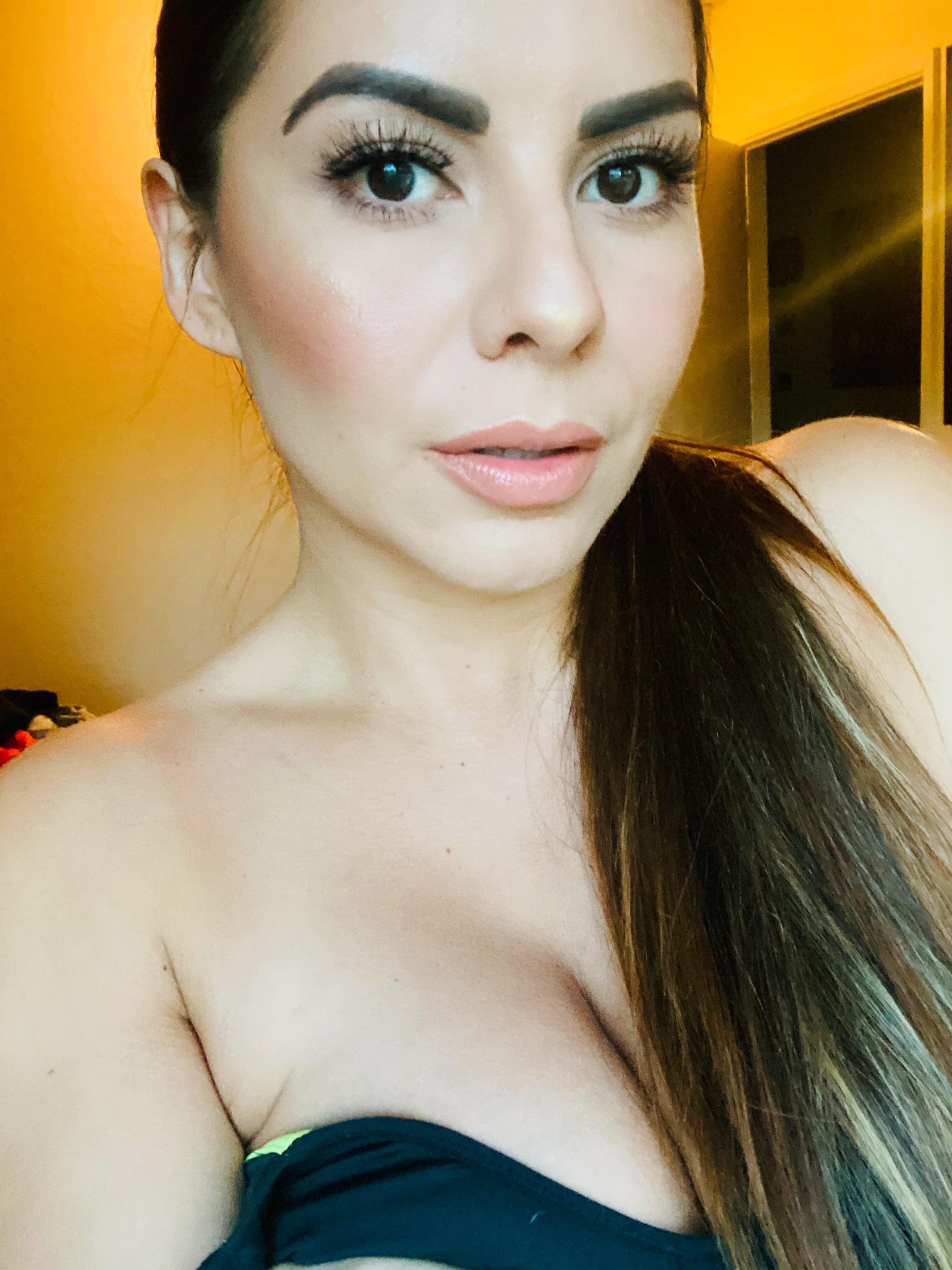 Soooo are you swiping whichever way is hot? 35f | Scrolller