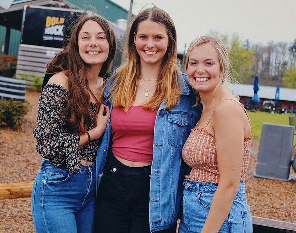 Southern gals. | Scrolller