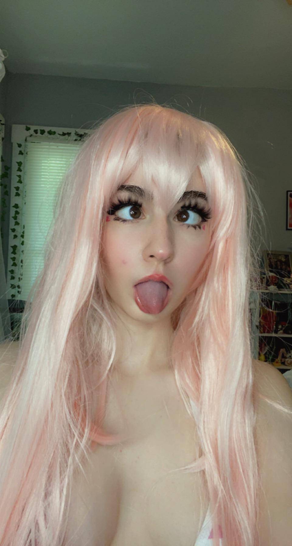 Spit in my mouth please 💖 | Scrolller