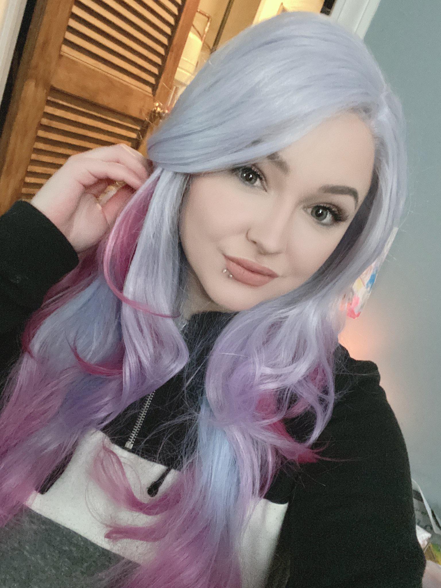 Sporting cool new hair | Scrolller