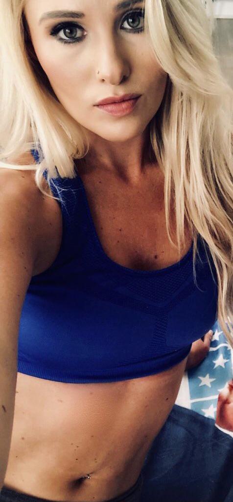 Sports bra selfie | Scrolller