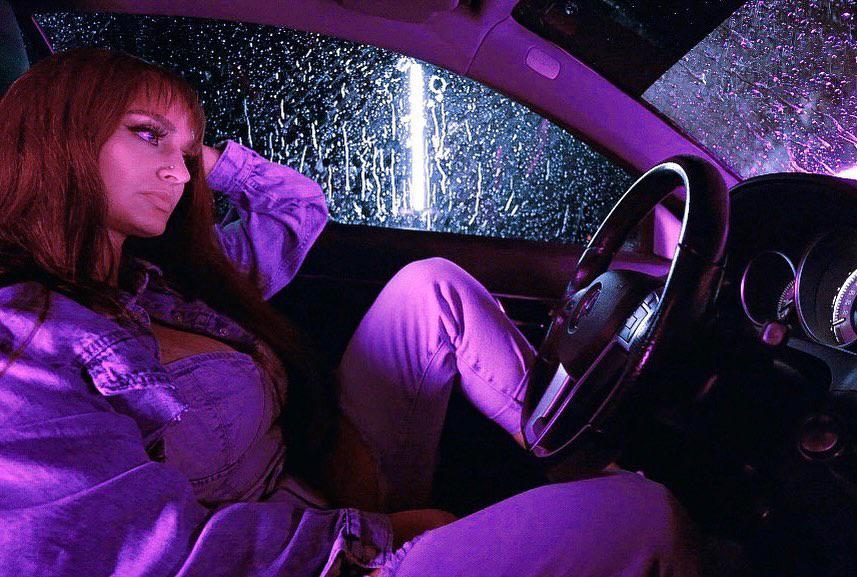 squeeze all those thiccccness into a car | Scrolller