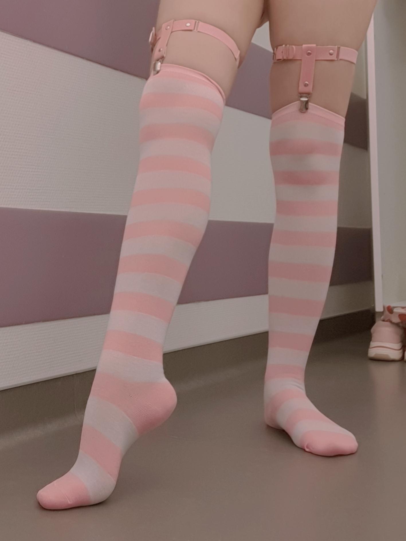 Squishy thighs 💖 | Scrolller