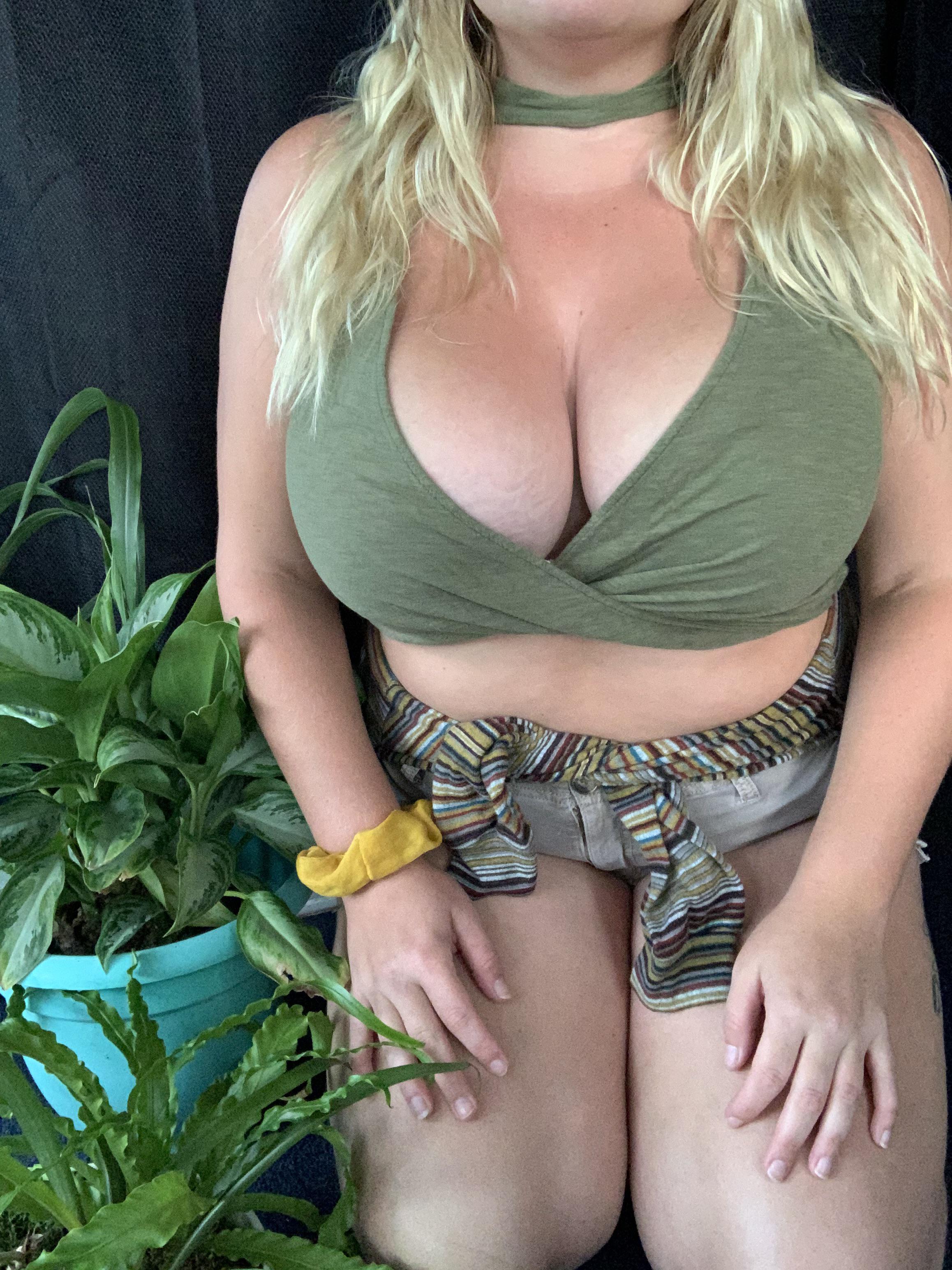 Squishy thighs | Scrolller