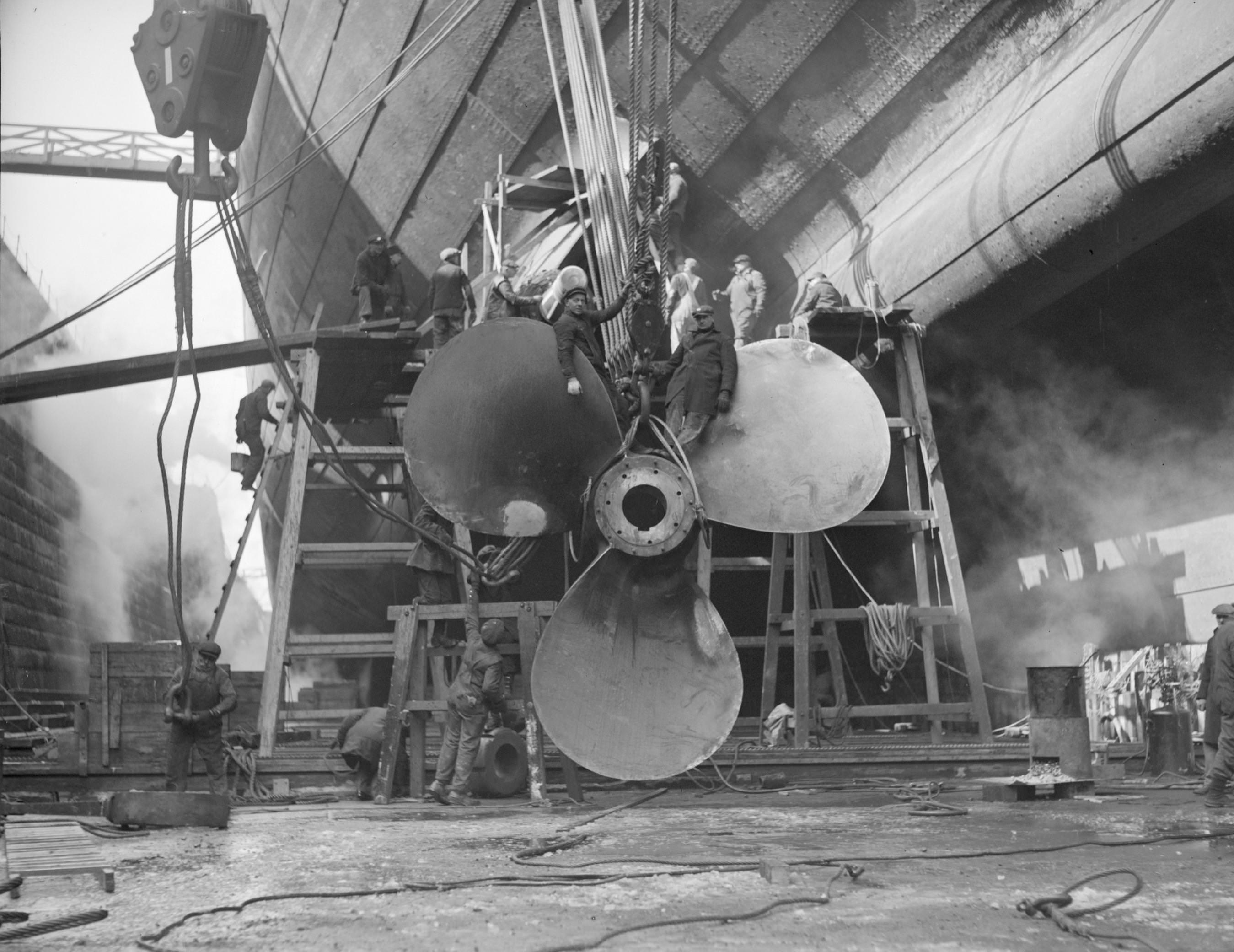 SS Leviathan gets new propeller, February 24, 1929 [2698 x 2081] | Scrolller